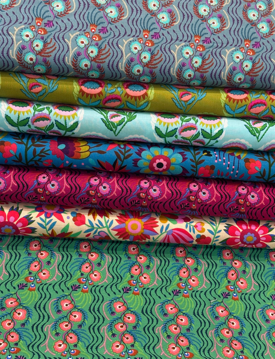 Fabric - AnnaMaria Horner - (3429) Flowers Set in a Heart Shape on Lic ...